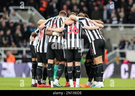 West Ham United players huddle ahead of the Carabao Cup quarter final ...
