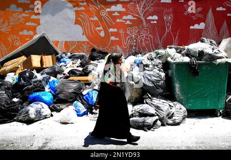 Garbage piling up on the street Stock Photo - Alamy