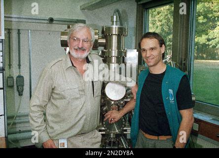 Scanning tunneling microscope, IBM research. The scanning tunelling ...