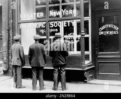 THE GREAT DEPRESSION - A New York soup kitchen in the 1930s Stock Photo ...