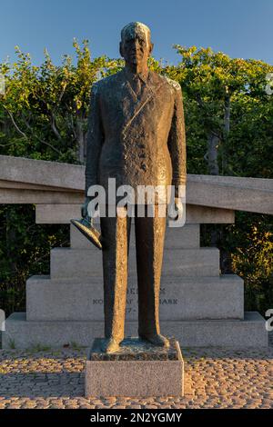 King Frederick IX of Denmark, bronze statue by Knud Nellemose (1981 ...