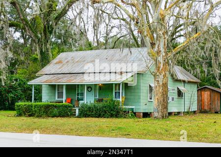 An old Florida Cracker house in a small North Florida town Stock Photo ...