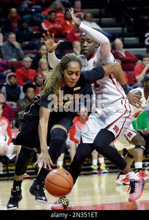 Minnesota guard Shae Kelley (23) goes to the basket against Iowa ...