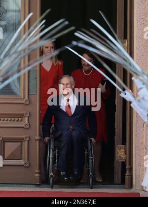 Texas Governor Greg Abbott, daughter (left) and niece wave from review ...