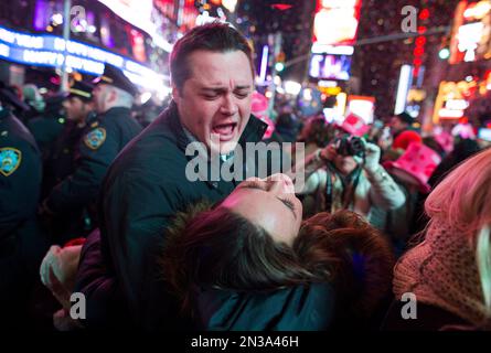 Tim Smithe and his wife Kyla-McCarthy-Smithe of Chicago celebrate in ...
