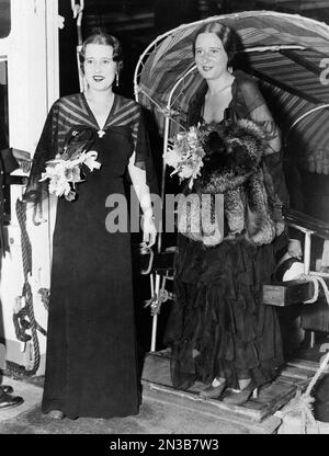 Lady Thelma Furness (l) and her twin sister Gloria Vanderbilt arrive at ...