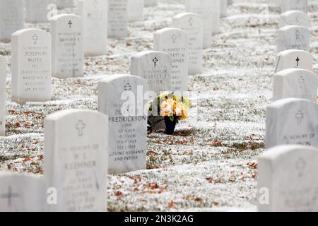 Veterans graves at Fort Sheridan National Cemetery in autumn in Lake ...