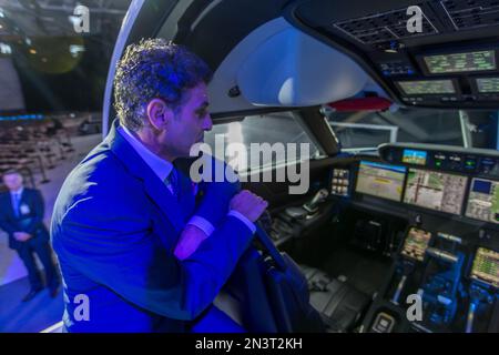 Flexjet chairman Kenn Ricci gets a feel for the new Gulfstream symmetry ...