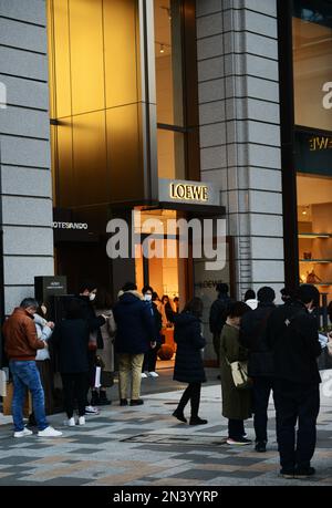 A city street at Omotesando avenue in Tokyo long shot Stock Photo - Alamy