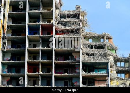 Dem-Master demolishing the run down Walker Newcastle 6 flats built ...