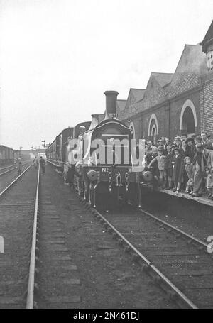 Former Great Northern Railway "Single" 4-2-2 repainted in GNR livery on ...