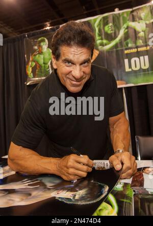 Actor Lou Ferrigno signs autographs during the Wizard World Chicago ...