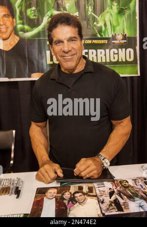 Actor Lou Ferrigno signs autographs during the Wizard World Chicago ...