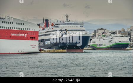Fähren, Hafen, Piräus, Athen, Griechenland Stock Photo - Alamy