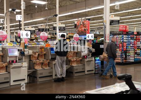 People in a market at checkout Stock Photo - Alamy