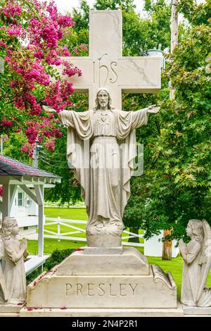 Scared Heart statue of Jesus in the Meditation Garden at Graceland, the ...