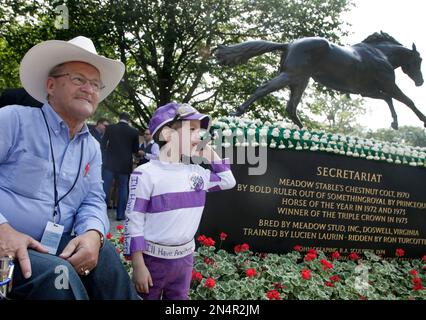 Ron Turcotte poses next to a statue of him and Secretariat in Grand ...