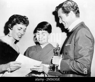 Miyoshi Umeki, the first Japanese to win an Academy Award, thanks the ...