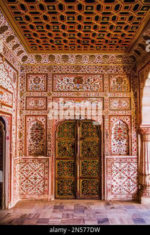 Private audience hall, Anup Mahal, with a niche for the Maharaja to sit ...