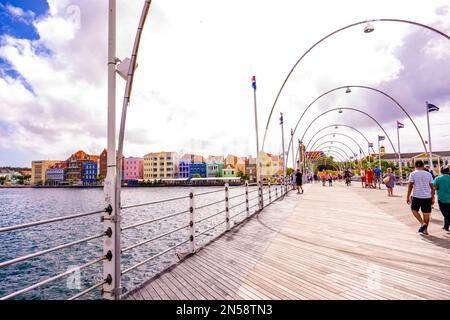 The floating Queen Emma Bridge in Willemstad, Curacao Stock Photo - Alamy