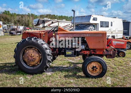 Allis-Chalmers 160 tractor Stock Photo - Alamy