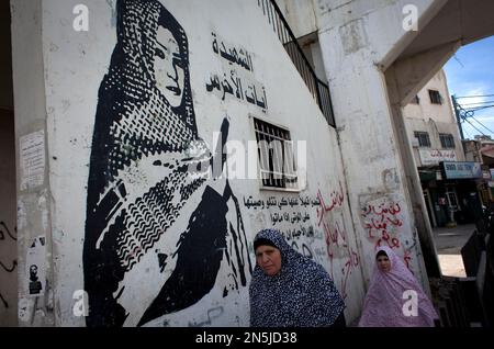 Mural depicting Arabic women in Muharraq Bahrain Stock Photo - Alamy