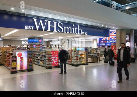 WH Smith, Terminal 5, Heathrow airport, London, UKWH Smith, Terminal 5 ...
