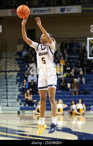 Toledo guard Quinesha Lockett (5) shoots over Tennessee guard Jordan ...