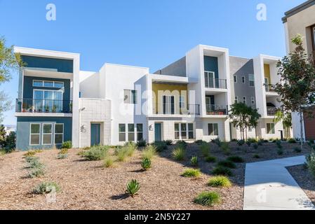 Newly built row houses in a housing development onder blue sky in ...
