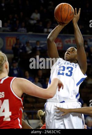 Kentucky's Samarie Walker (23) shoots in front of Mississippi's ...