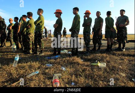 Philippines soldiers line to receive preventative tetanus shots as ...
