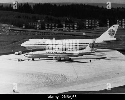 Pan-Am Boeing 747 "Jumbo Jet", side view of N753PA on taxiway, Heathrow ...