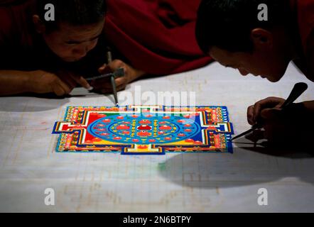Tibetan Buddhist Monks destroy mandala (NMR Stock Photo - Alamy