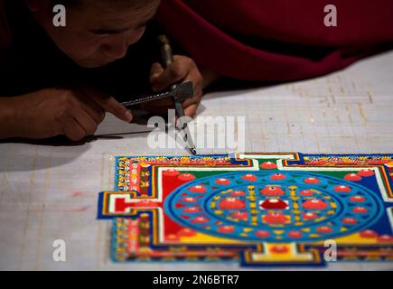 Tibetan Buddhist Monks destroy mandala (NMR Stock Photo - Alamy