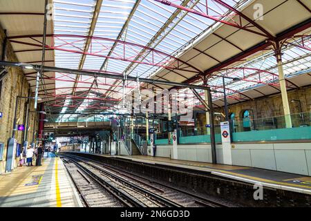 Platform 4 at Farringdon Station, London, UK, Shows old Thameslink ...