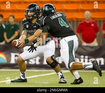 Hawaii quarterback Ikaika Woolsey (15) scrambles out of the pocket in ...