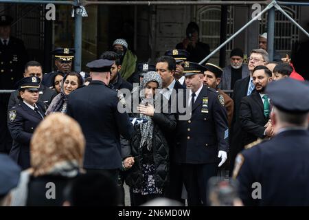 PO Adeed Fayaz wife receives NYPD folded flag at his funeral at the ...