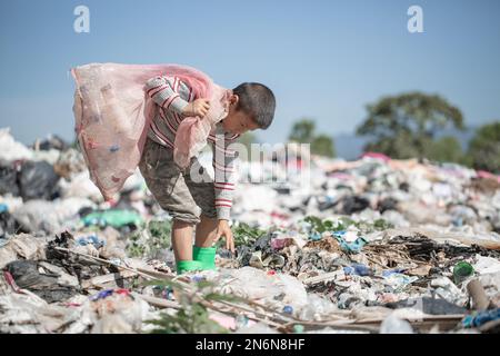 Children find junk for sale and recycle them in landfills, the lives ...