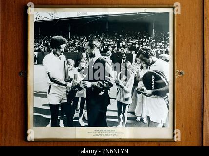 Tennis player Tom Okker in action Date: November 16, 1965 Keywords ...
