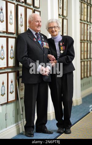 WWII veterans Norrie Bartlett, 96, of Blackwater, Hampshire (left ...