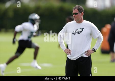 Philadelphia Eagles offensive coordinator Pat Shurmur watches practice ...