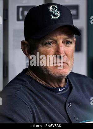 Seattle Mariners bench coach Robby Thompson, left, congratulates Raul ...