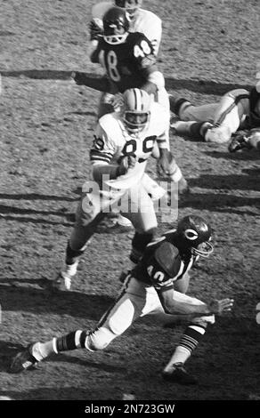 Gale Sayers, All-American, All-Pro and Hall of Fame inductee, smiles at ...