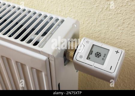 WLAN radiator thermostat FRITZ! DECT 302, display shows 1ö°C., on ...