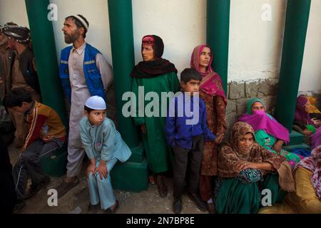 Kashmiri Muslims belonging to nomadic Gujjar tribe serve big platters ...