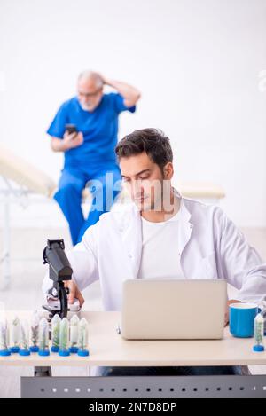 Two chemists in drugs synthesis concept at the lab Stock Photo - Alamy