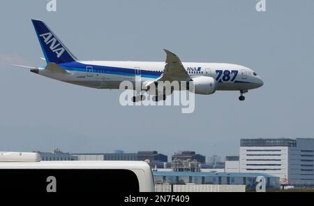 ANA Landing in Tokyo International Airport Stock Photo - Alamy