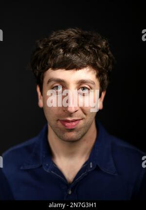'Big Bang Theory' star Simon Helberg carries his daughter in his arms ...