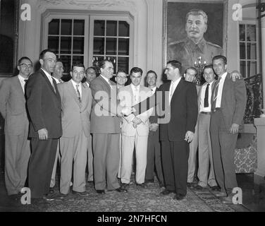 United States: c. 1955 An Army paratrooper exercise Stock Photo - Alamy