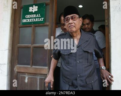 MANILA, Philippines - Sultan of Sulu Jamalul Kiram III speaks during an ...